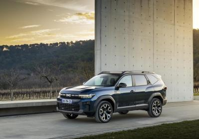 Dacia Bigster, arriva una nuova tinta Indigo Blue - Patentati