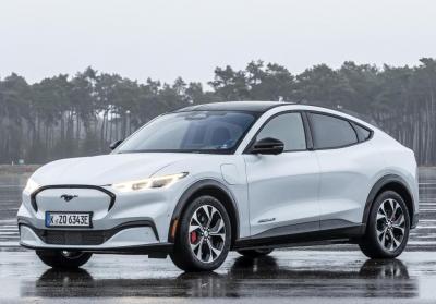 Foto Ford Mustang Mac E SUV - Patentati