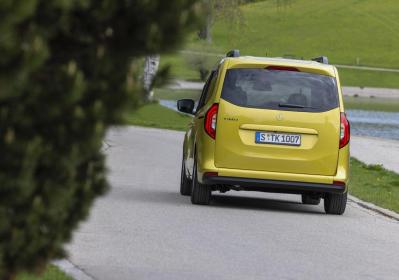 Foto Mercedes Classe T 160d gialla immagine posteriore - Patentati