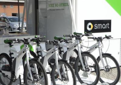 La prova della Smart ebike in occasione del Salone del Mobile 2013 - Patentati
