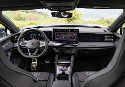 Foto Volkswagen Tiguan R-Line 2024 interni - Patentati