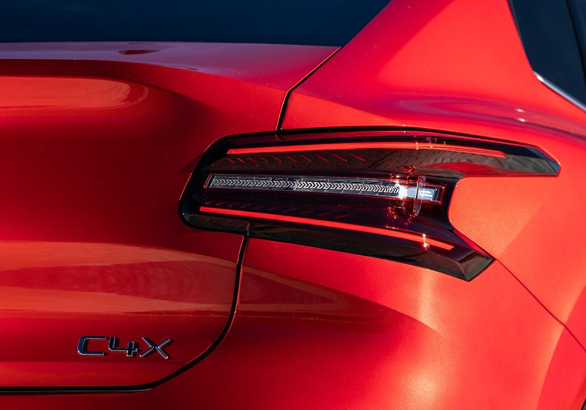 Foto Citroen C4 X rossa - Patentati