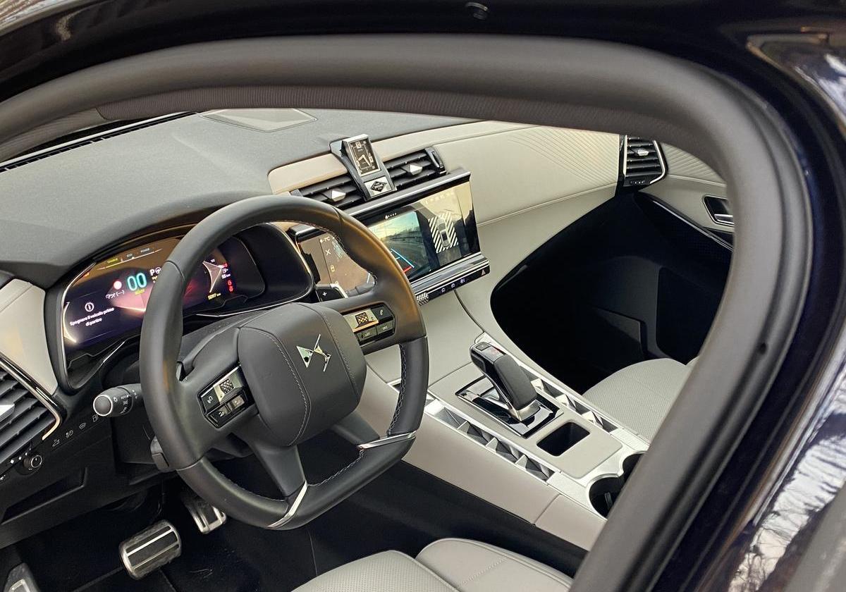 Foto DS 7 E-Tense 225 Opera abitacolo - Patentati
