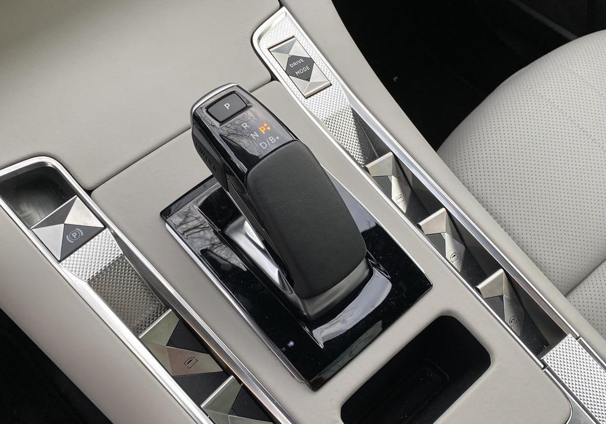 Foto DS 7 E-Tense 225 Opera console centrale - Patentati