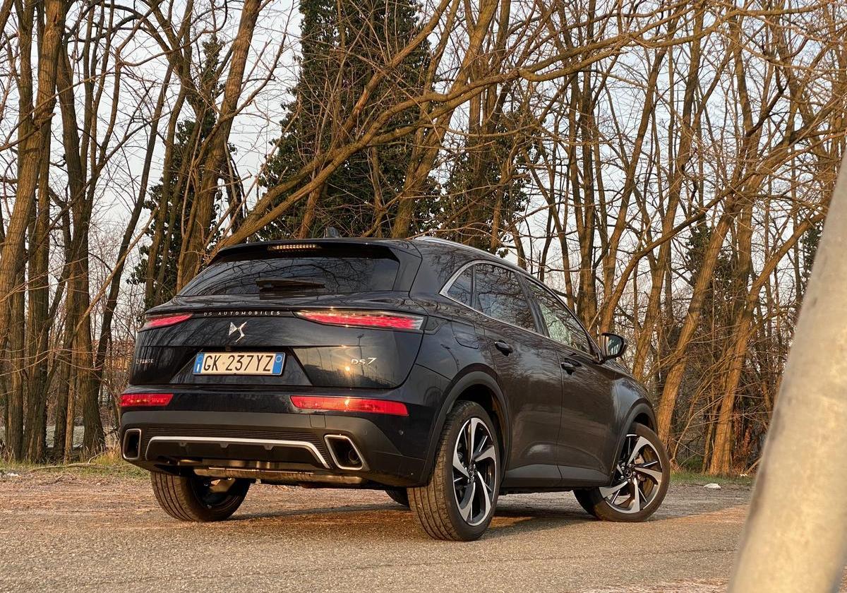 Foto DS 7 E-Tense 225 Opera fari posteriori - Patentati