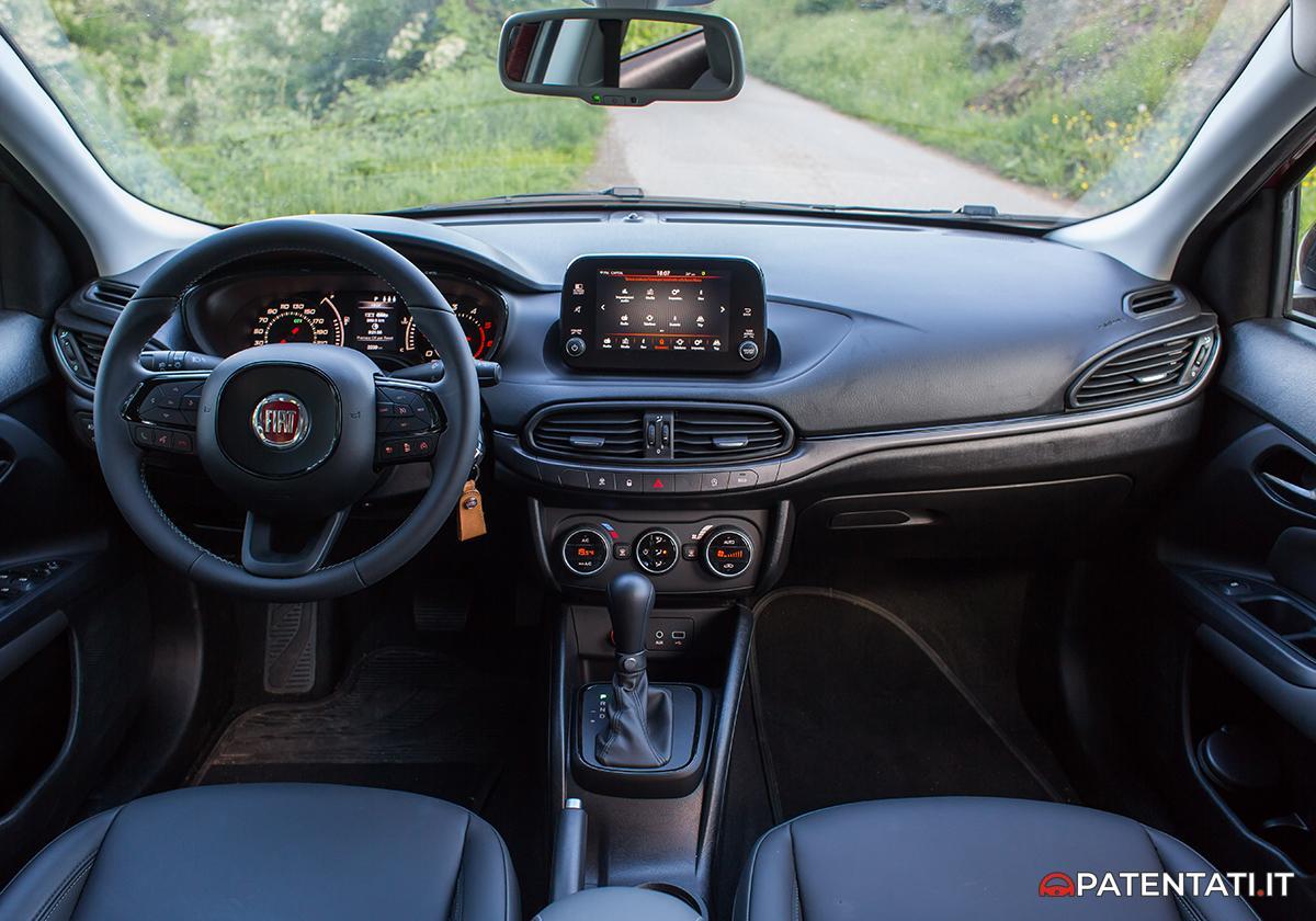 Foto Fiat Tipo 1.6 Multijet 120 CV DCT S-Design interni - Patentati