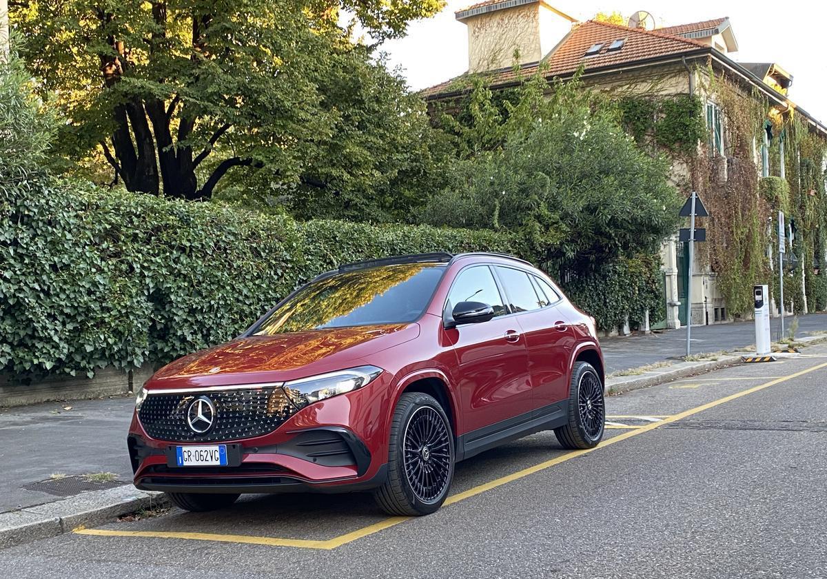 Foto Mercedes EQA 300 AMG Line - Patentati