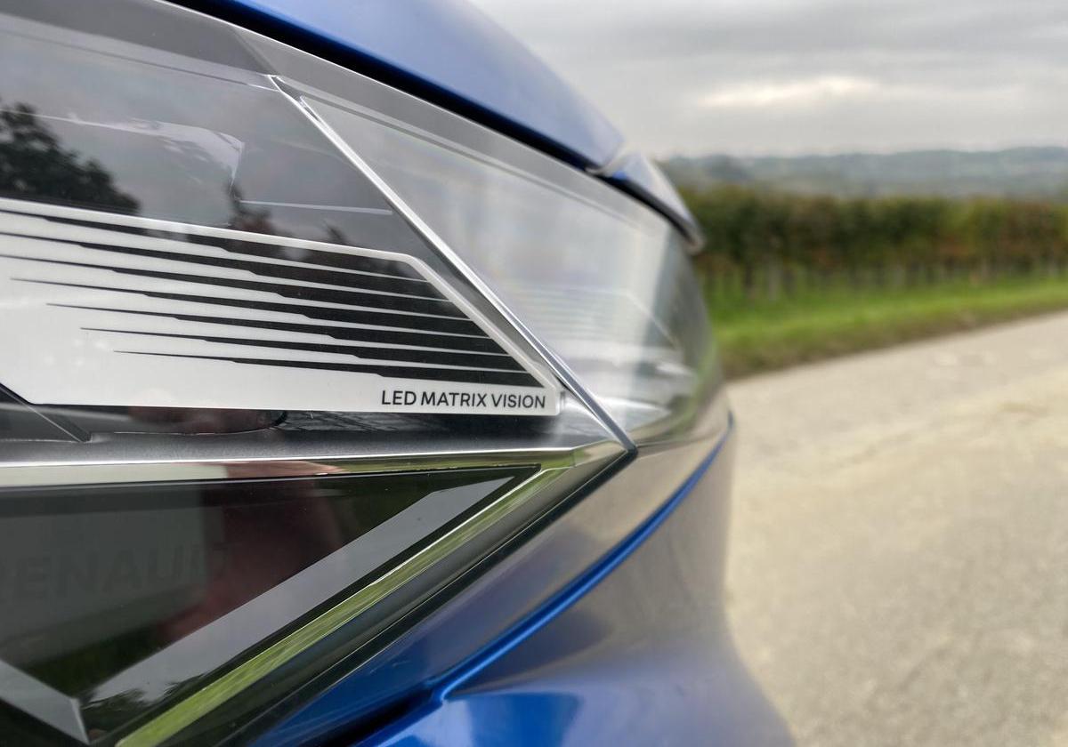 Foto Renault Rafale E-Tech Hybrid Esprit Alpine fari - Patentati