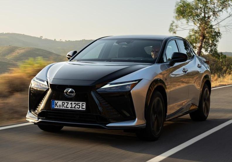 Foto RZ 550e F Sport - vista laterale - Patentati