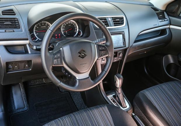 Foto Suzuki Swift cambio automatico interni - Patentati