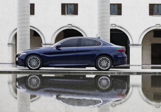 Foto Alfa Romeo Giulia blu profilo - Patentati