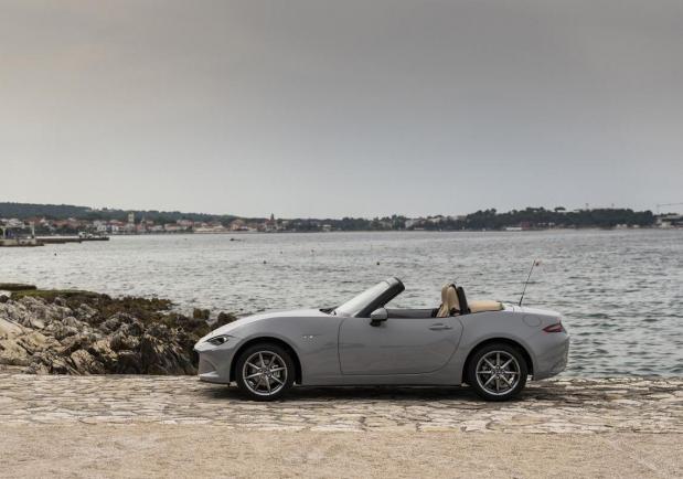 Foto Mazda MX-5 2024 Aero Grey profilo - Patentati