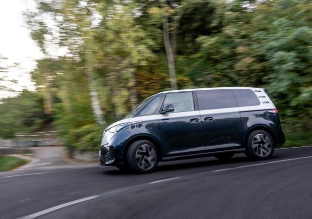 Foto Volkswagen ID Buzz blu e bianco - Patentati